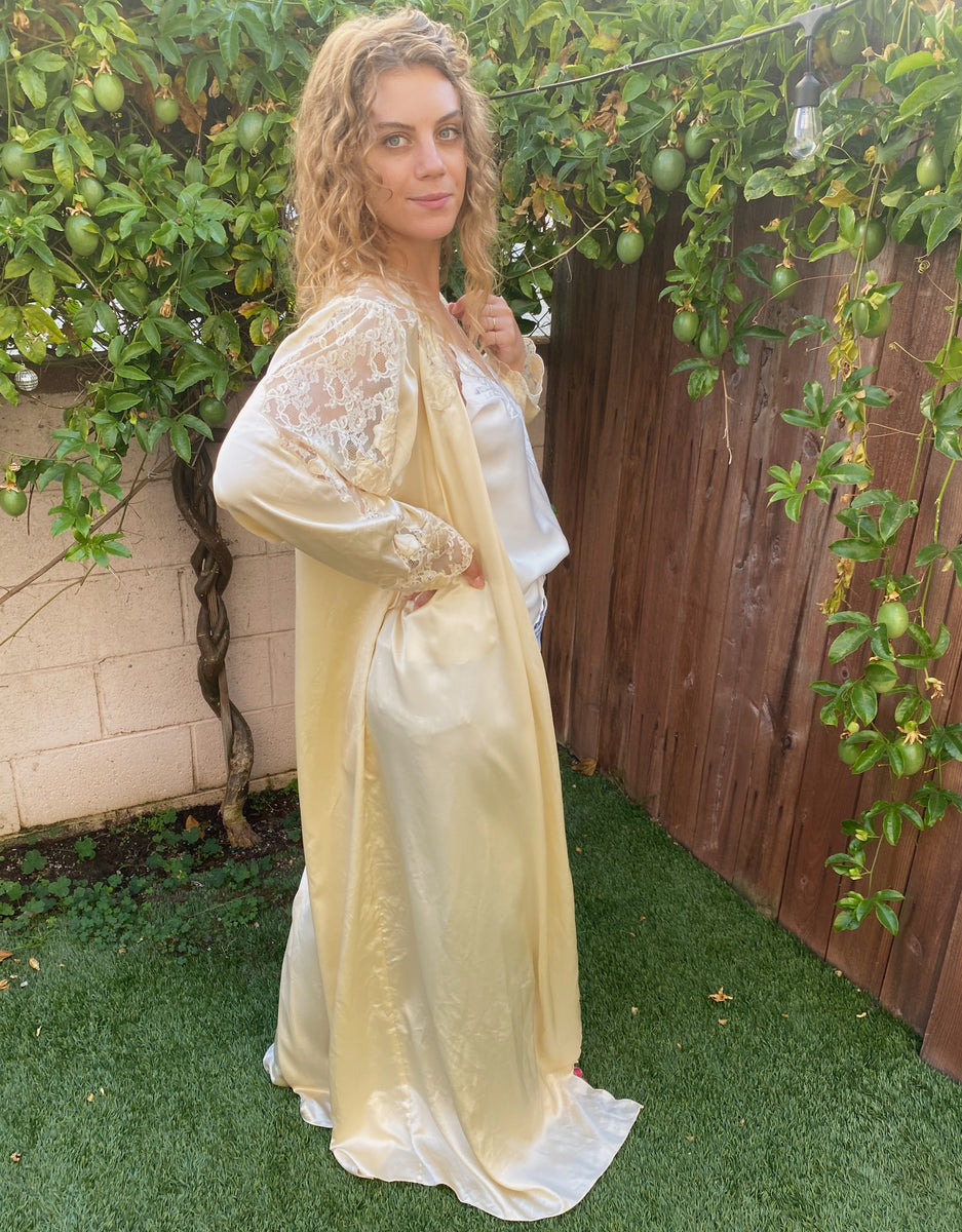 Nightingale Robe – The Gentle Witch