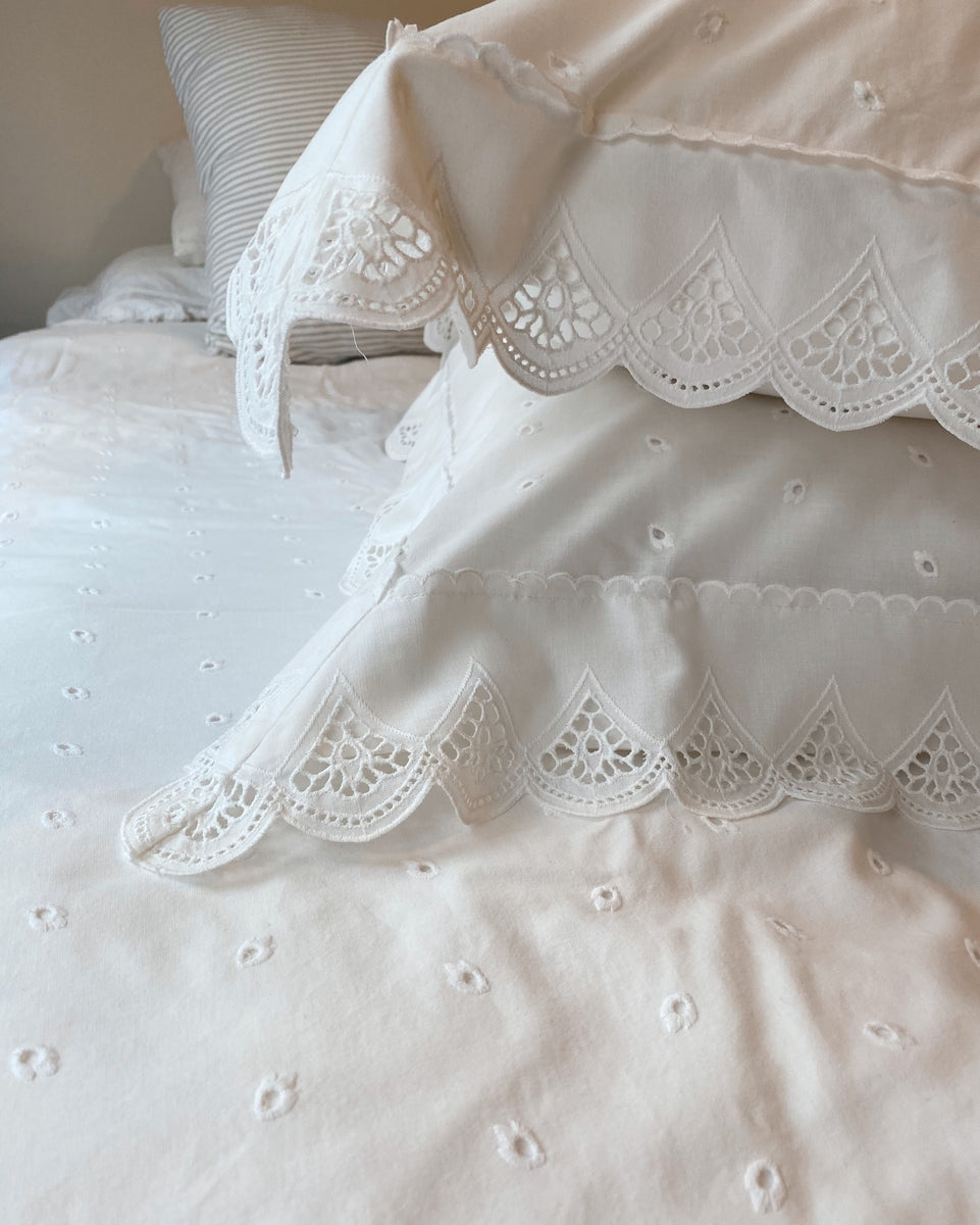 Eyelet Queen Bedding – The Gentle Witch